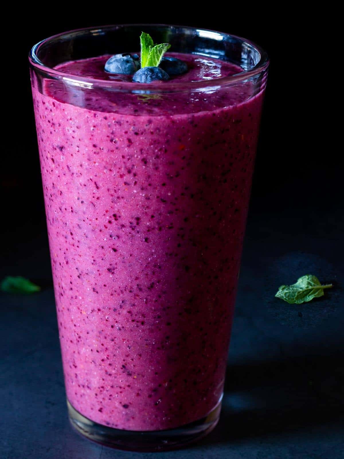 Cómo hacer un delicioso smoothie de frutos rojos con leche de almendras